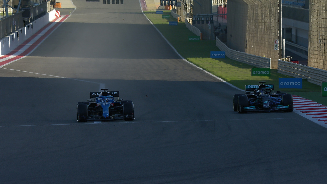 TESTING DAY 3: Alonso overtakes his old rival Hamilton