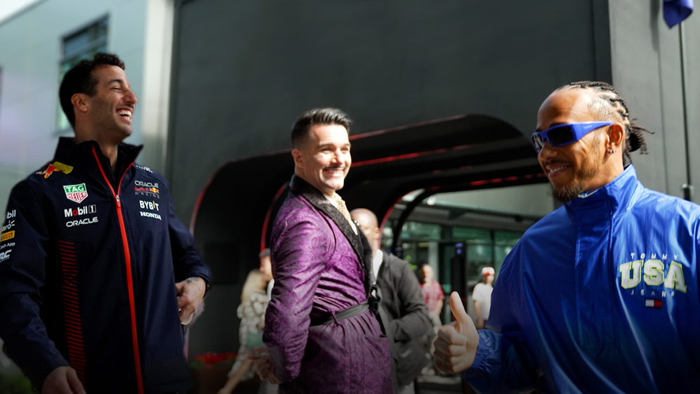 'Shoulders back, Toto!' – Comedian Troy Hawke greets F1 teams arriving ...